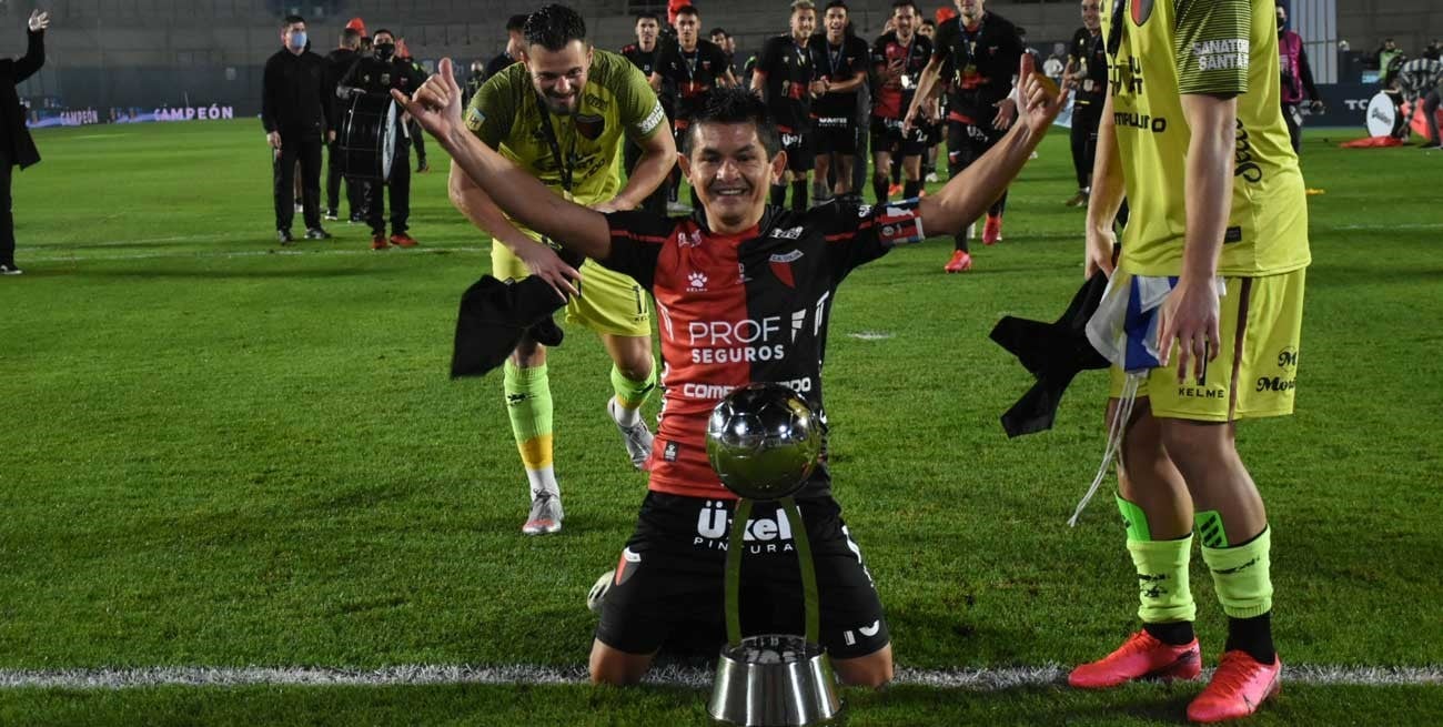 Colón oficializó la llegada del Pulga Rodríguez
